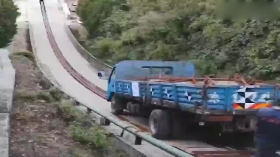 大货车撞击测试,心疼这车啊!