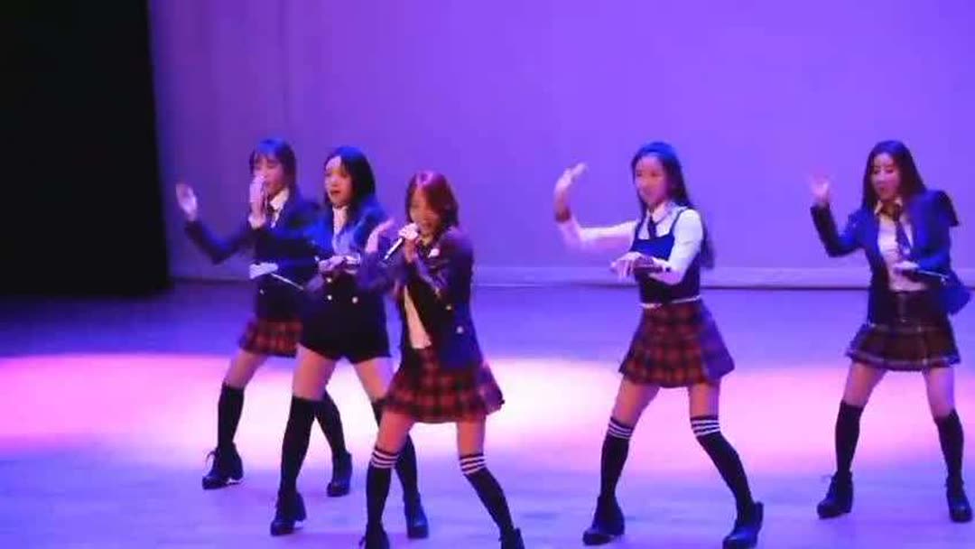简单易学舞蹈教程,美女大学生校园晚会上跳舞,2019热门舞蹈视频