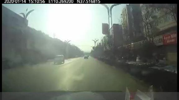 监控视频| 女司机盲目倒车与过路轿车发生碰撞