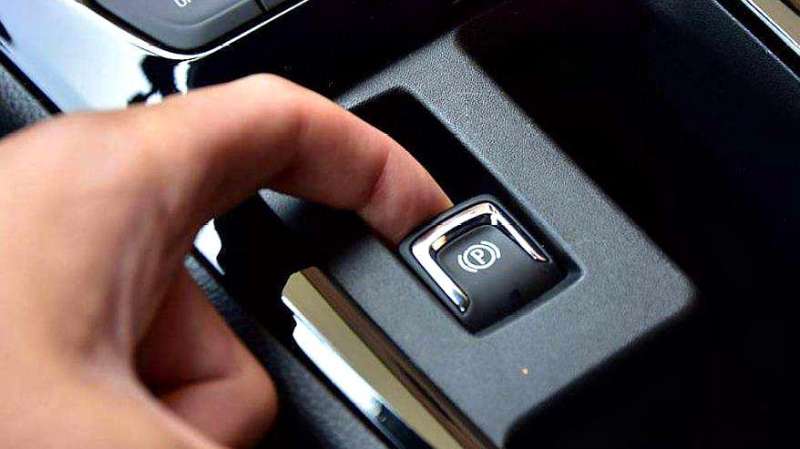 电子手刹与机械手刹究竟有什么差别?老司机:停车时你就明白了!