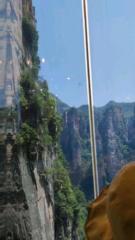 张家界百龙天梯上升过程