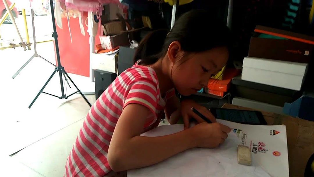 条件简陋,女儿也要完成禁毒的绘画,孩子的创造力是无穷的