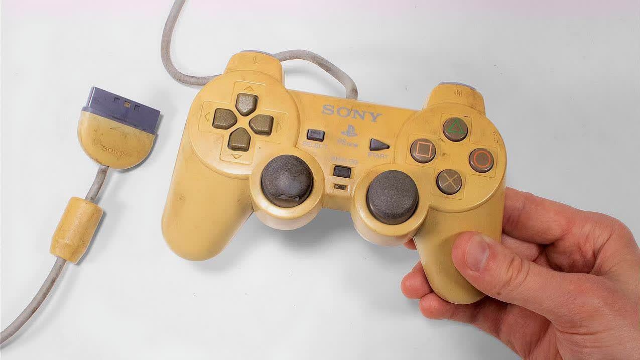 垃圾桶里捡来的废弃游戏手柄,小伙修复翻新后,居然恢复了使用!