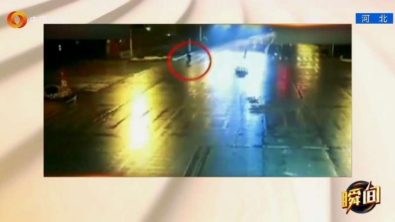 轿车遇到电动车闯红灯,车上两人被撞飞,是死是活还不知道