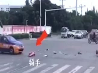 电动车大妈闯红灯被出租车撞飞,安全的路才是回家的路啊!