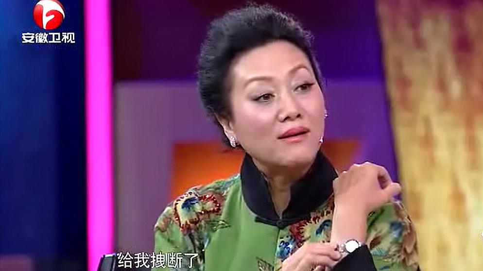 群众演员拽断王丽云的表带,王丽云的做法暴露真实人品