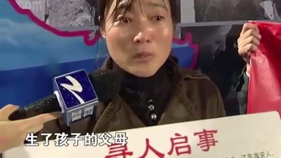 人贩子拐卖小男孩乞讨,饿了不给孩子吃饭,我饿!