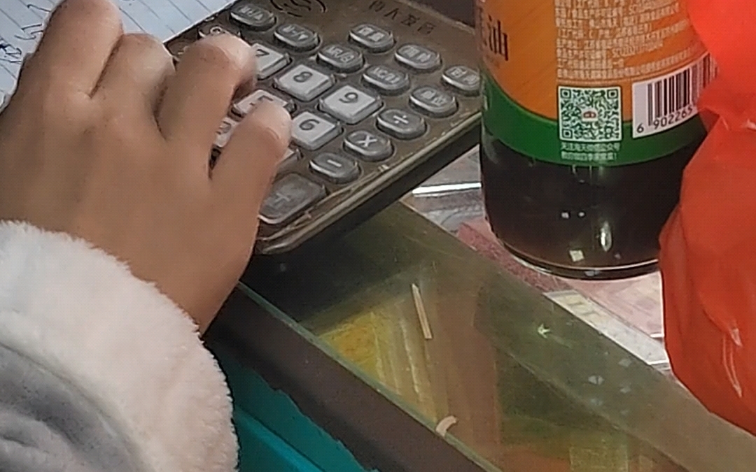 店老板使用丰龙发计算器算钱