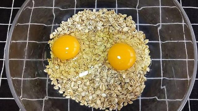 燕麦片里加2个鸡蛋,不蒸不油炸,营养解馋,比吃肉还过瘾