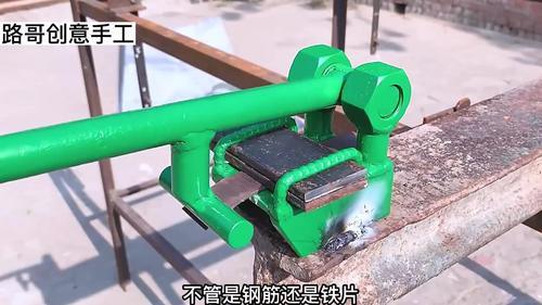 小伙真是脑洞大开,自己发明了一款折弯工具,用起来高效又省力