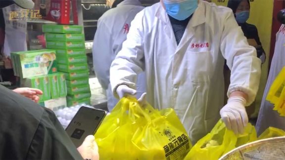 太火爆!西安市民早5点起来排队买元宵,队伍超百米