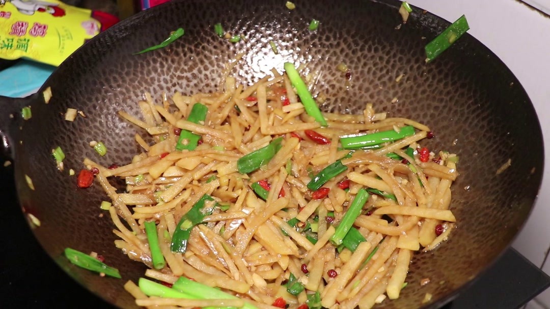 土豆丝做成饭店里的味道是有技巧的,诀窍告诉你,脆爽入味超下饭