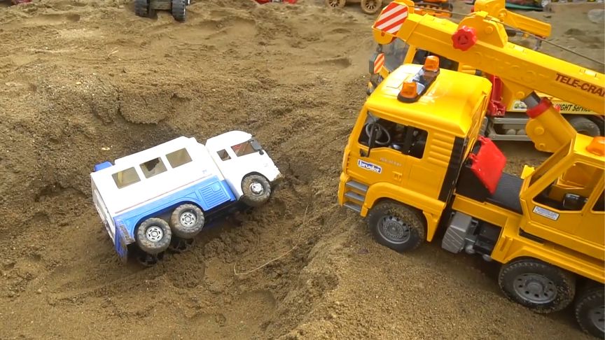 警车撞上沙堆翻车了 大吊车来救援