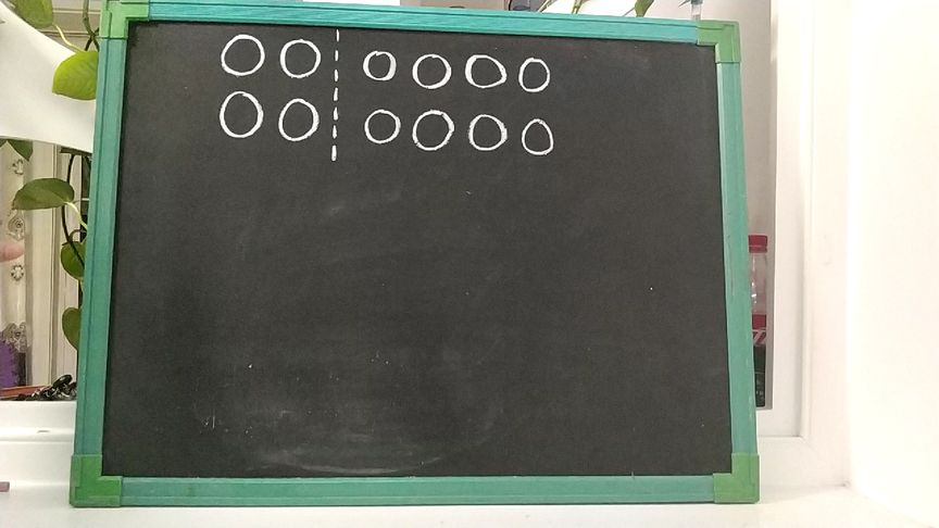 小学数学一年级看图列式中列两道减法算式,教你看懂图意再列式!