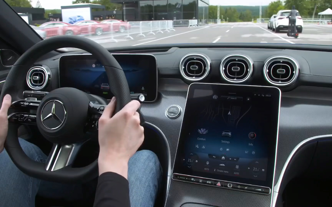 全新奔驰C级安全系统演示(2)——主动式制动辅助系统车内视角