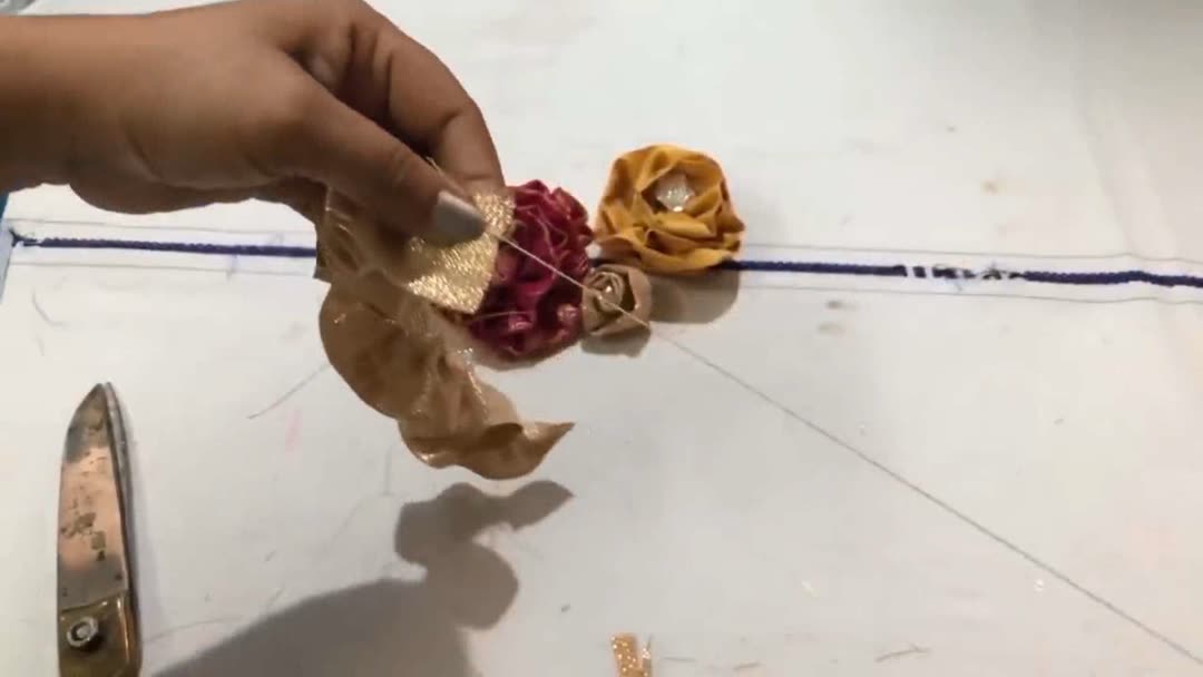 手工用布条编织花朵,非常简单