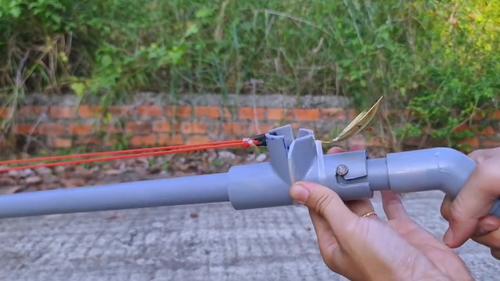 小伙自制简易发射器,威力太大,大家切莫学习,防止误操作受伤