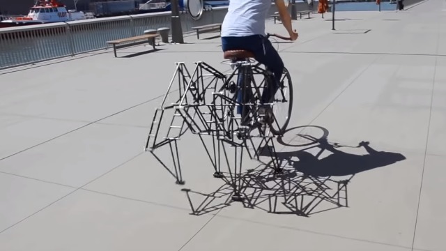 会走路的自行车?炫酷的外表吸引了路人目光,赞声不断