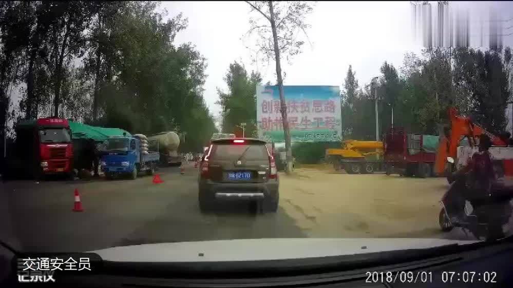 两辆大货车相撞冲进路边树林,真是吓人