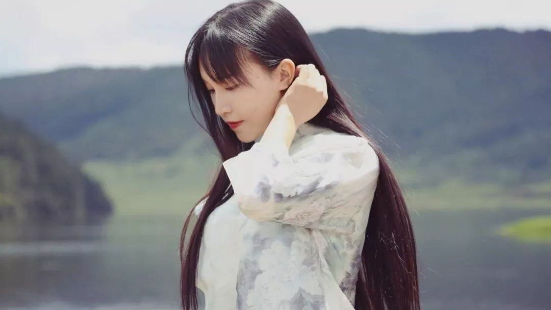 90后中国女孩全球爆火,央视盛赞,因为她,上千万外国人爱上中国