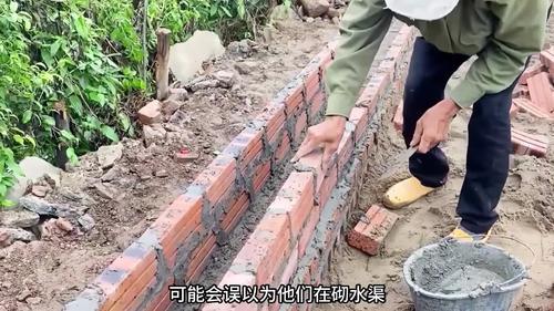 这样用红砖代替模板支模打地基的方法你见过吗?高手在民间啊