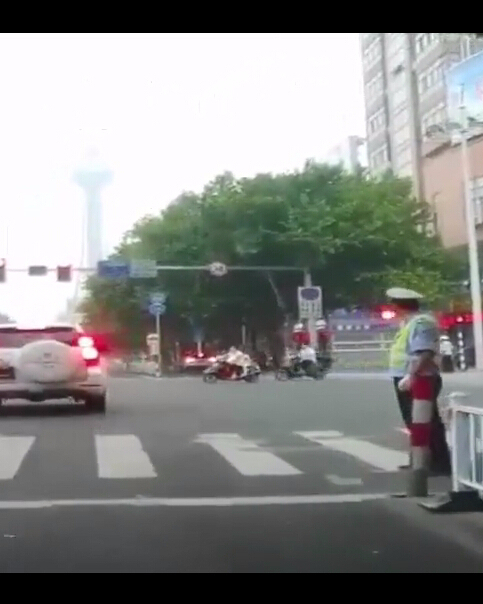 在交警面前闯红灯,小伙看来你很胆大!