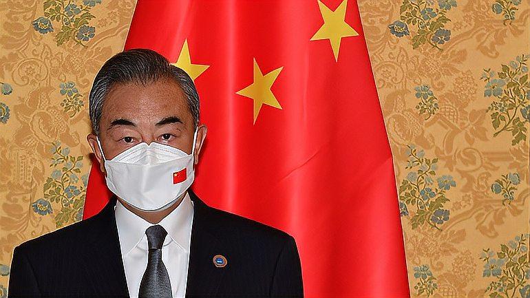 若俄罗斯对乌克兰动武?美国将制裁普京?27日,王毅亮出中方态度