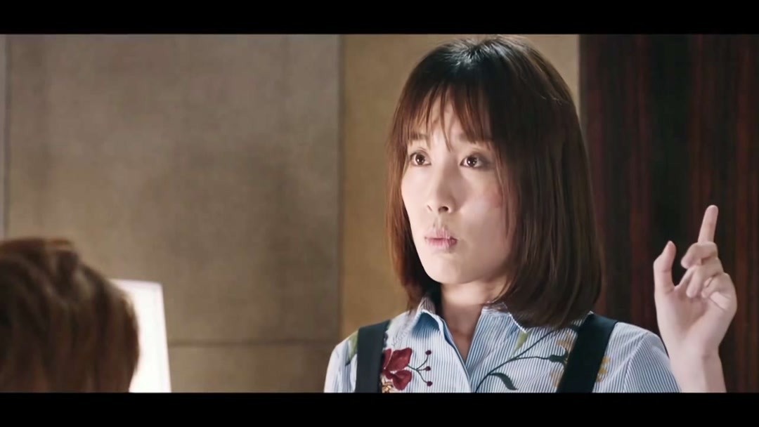 大酒店里面,俩女人走错房间,里面住的男人却长得一模一样