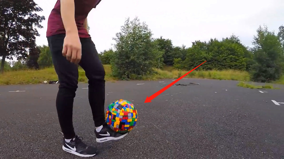 奇葩小伙用乐高自制足球,踢下效果怎样?网友:难怪老外足球厉害