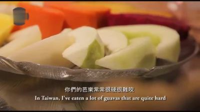外国人在中国:俄罗斯美女迷上中国水果,如今一天要吃20种,签证到期都...
