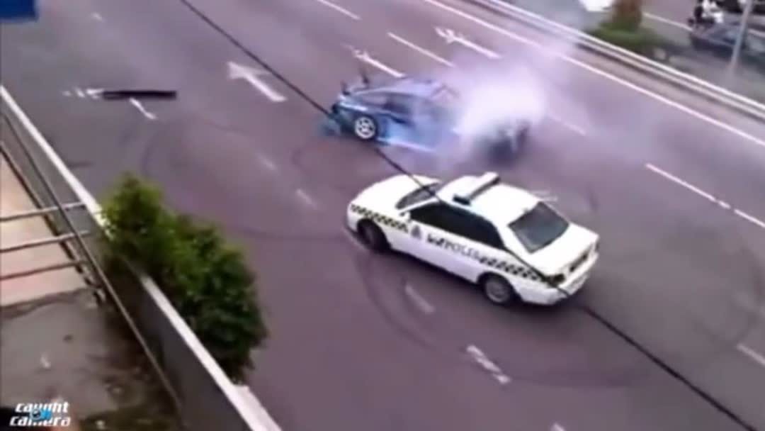 国外警车大型翻车现场!