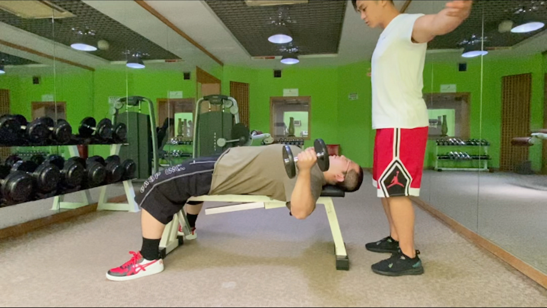 根据身体运动功能纠正训练技术动作