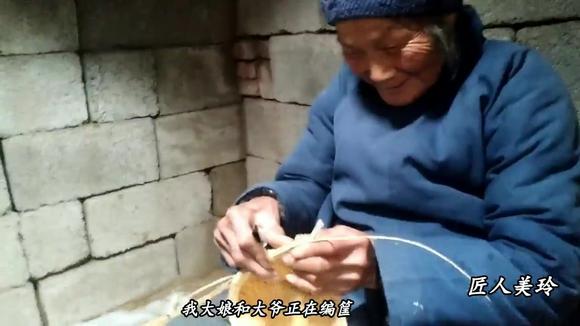 80多岁大爷在地窖里做簸箕,美玲没有进去过特意到地窖里面去参观