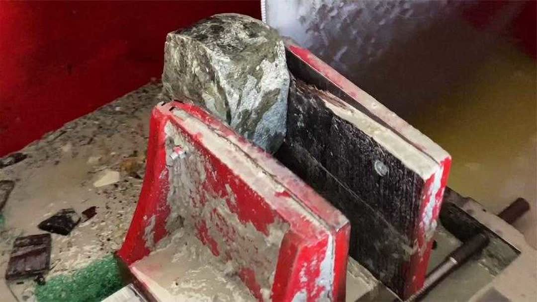 老断口南齐翡翠原石,外观丑,但赌石皮壳紧凑,小价位博得冰飘花