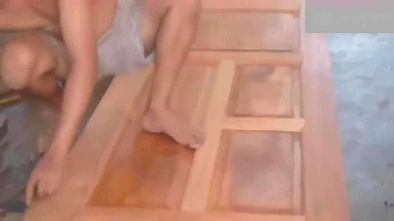 农村三百一天的木工师傅,打造实木门,这手艺真心不错!