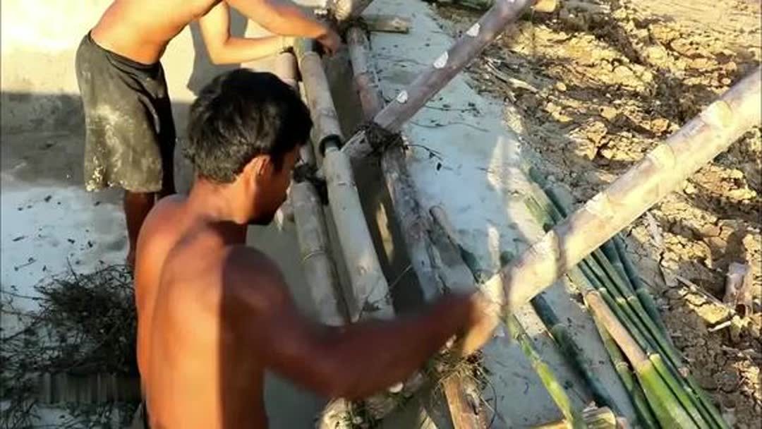 农村小哥自制滑滑梯,竟是用竹筒制作,还有创意