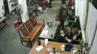 狂犬病发作,逮谁咬谁,监控拍下整个过程