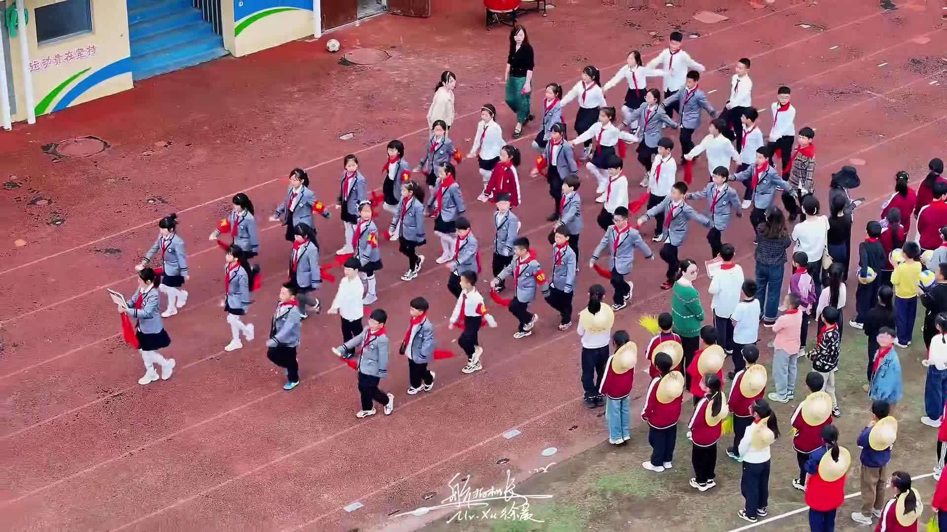 在台州学院附属文华小学第八届田径运动会开幕式彩排现场,激情与...
