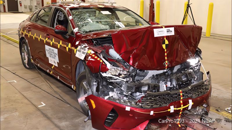 2021款起亚凯酷K5做一个碰撞测试，看完买不买自己拿主意！