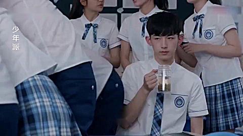 学渣用计算器玩游戏,嘲讽学霸不会,下秒学霸直接改装成游戏机