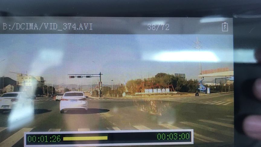 昨天开车路上惊险一幕ߘ�!像这种情况两车相撞事故责任该怎么认定