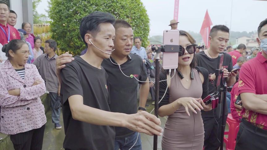 网红达人齐聚马灌丰收节参加电商金秋消费季直播活动