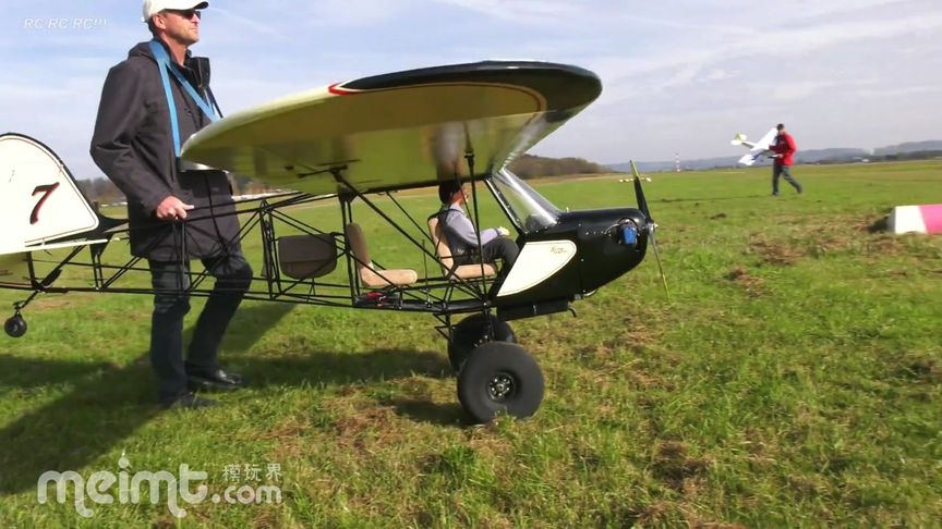 RC 遥控模型飞机在飞行表演