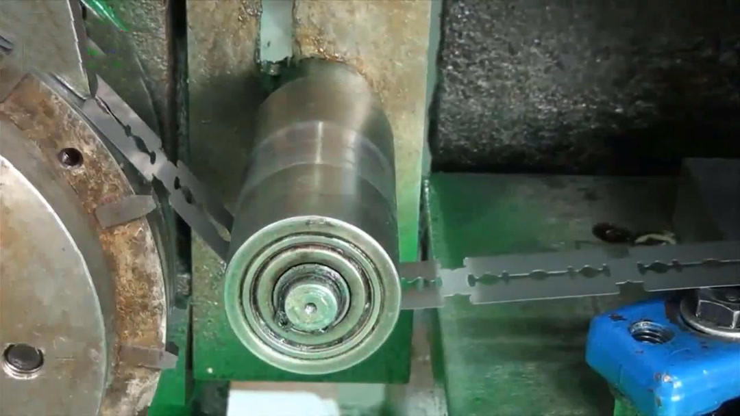 剃须刀片是如何做出来的?实拍生产车间,没你想的那么简单!