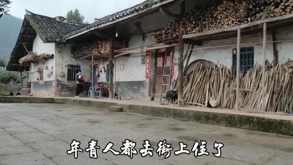 疫情过后一直都在工作的忙碌中,今天放假去山上赏一下风光