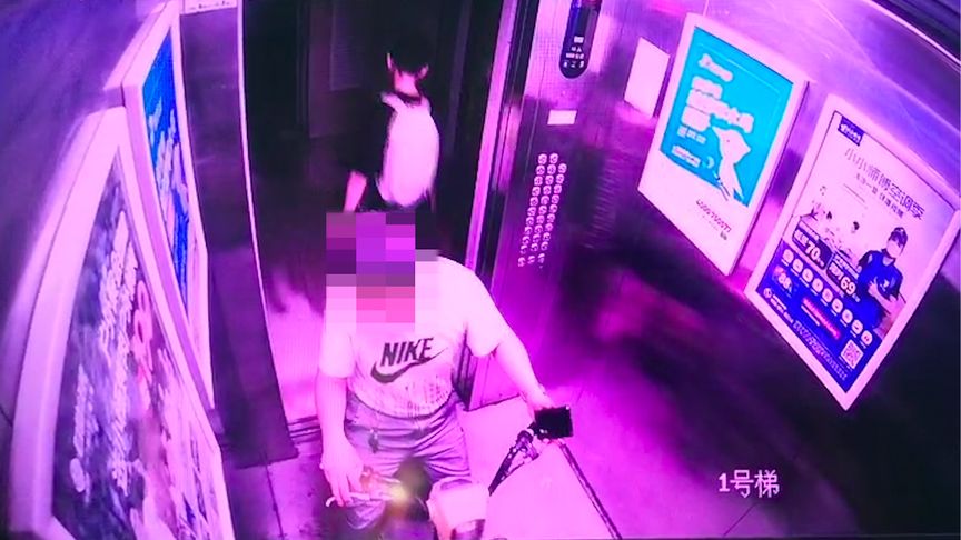 成都电瓶车电梯起火烧伤人 西安频有业主推电动车进电梯引担心