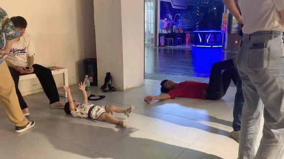 模仿舞者的姿态,小哥哥这是让你模仿最简单的动作吧