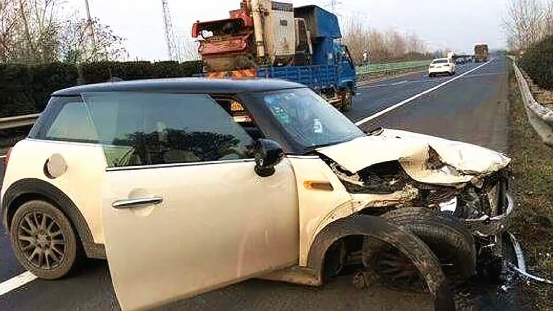 跑高速时,开定速巡航要注意,否则很容易吃大亏!