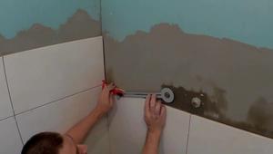 装修时瓷砖上打出精准的水管孔位不太容易,老外却用一招解决!