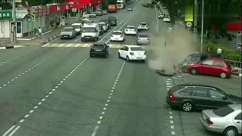 轿车失控撞向人行道,多名路人遭碾压